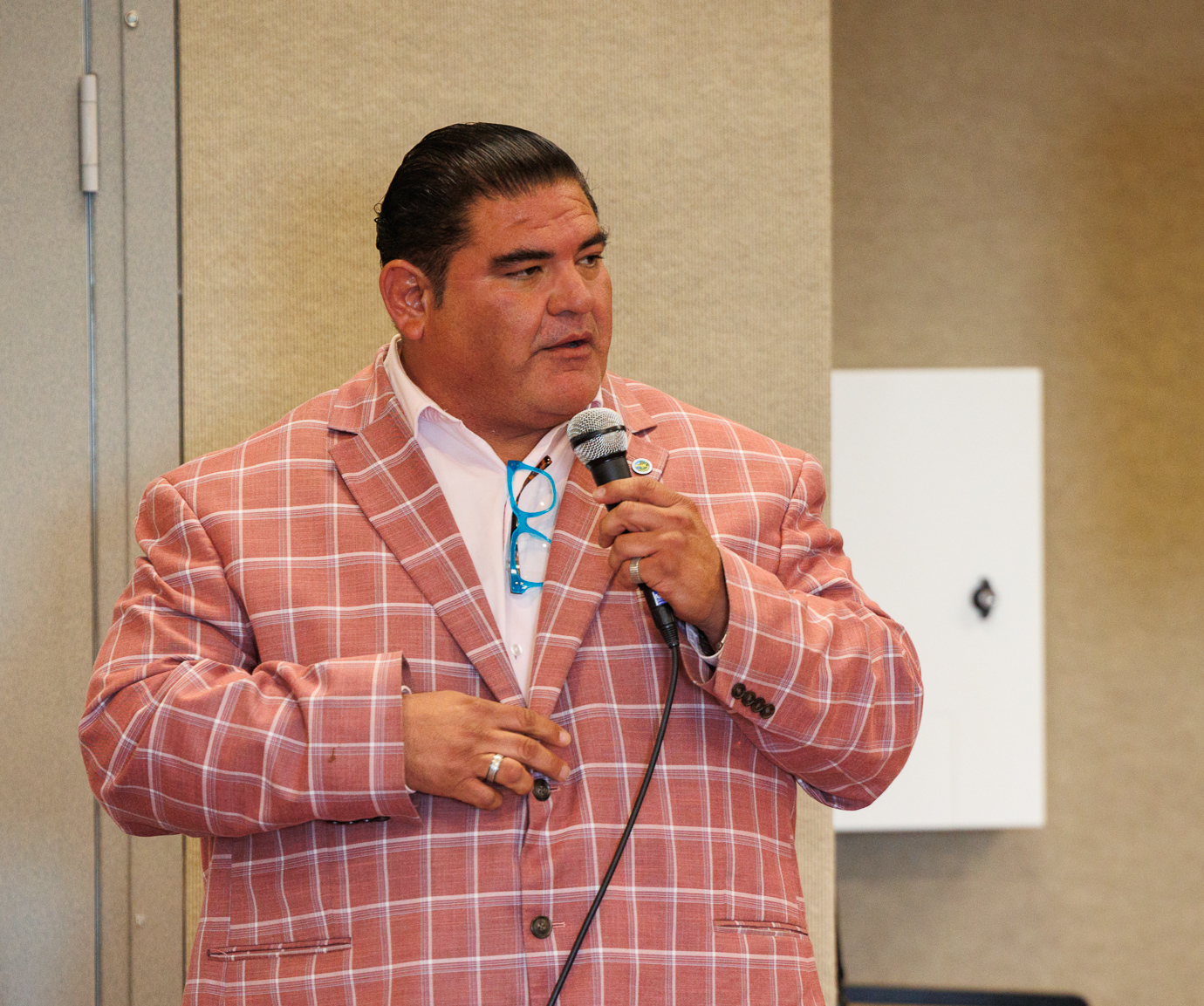 El supervisor del condado del Distrito 4, Felipe Hernández, destaca su ...